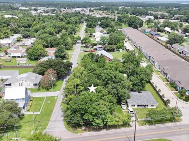Demontluzin Ave, Bay Saint Louis, MS 39520