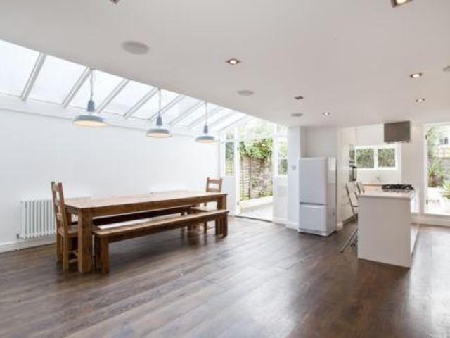 Dempster Road, Wandsworth, SW18 2 bed flat to rent £2,750 pcm £635 pw