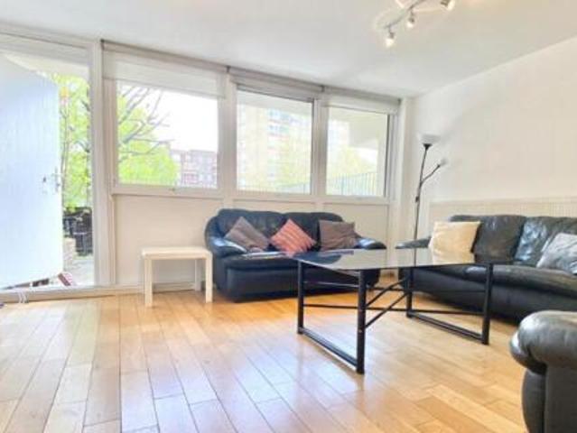Denton, Malden Crescent, 3 Bedroom Apartment