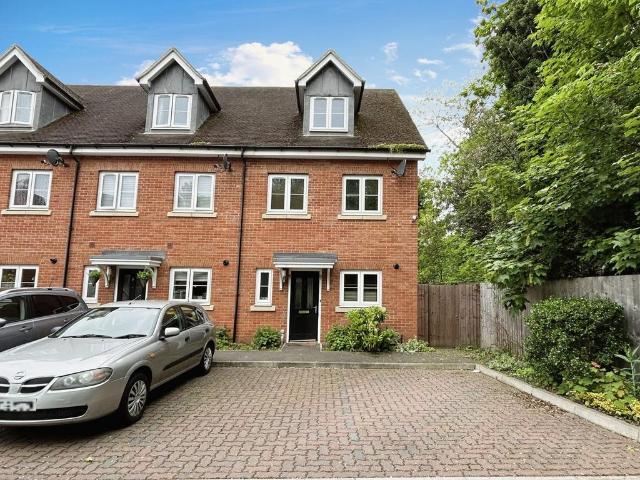 Denton Way, Langley SL3 3 bed end of terrace house to rent £2,150 pcm £496 pw