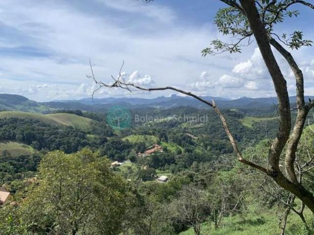 Dentro de condomínio fechado, em Santo Antônio do Pinhal