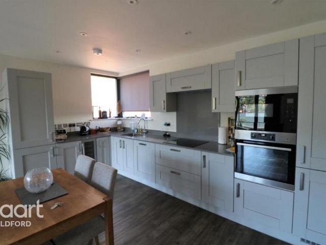 Denzil Road, Guildford 3 bed flat to rent £3,350 pcm £773 pw