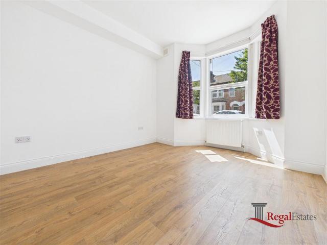 Denzil Road, London, NW10 2UP 2 bed flat to rent £1,925 pcm £444 pw