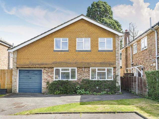 Den Close, Beckenham 4 bed detached house to rent £2,950 pcm £681 pw