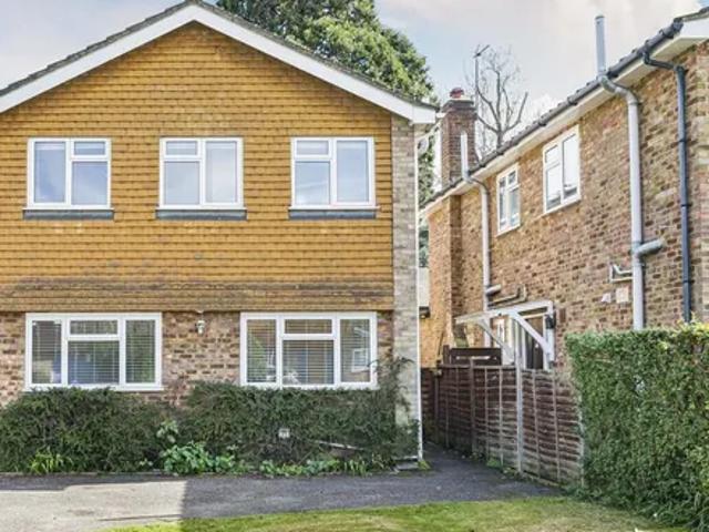 Den Close, London, BR3 6RP, United Kingdom | 4 bed house for rent #167382522 | Rentberry