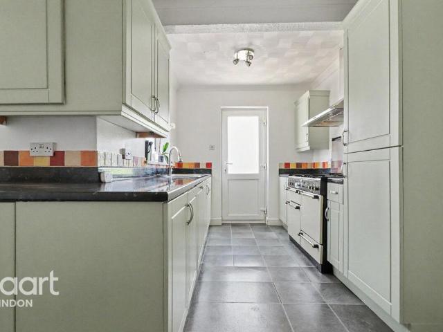 Denbigh Close, Swindon 4 bed semi detached house to rent £1,850 pcm £427 pw