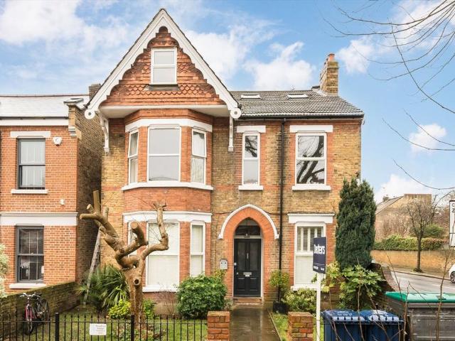 Denbigh Road, London W13 2 bed flat to rent £2,100 pcm £485 pw