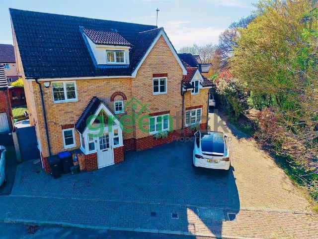 Denby Grange, Harlow 5 bed detached house to rent £2,750 pcm £635 pw