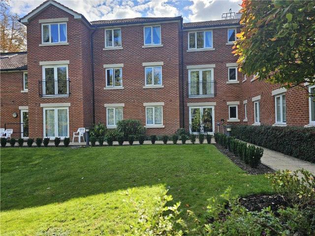 Dene Court, Caterham, CR3 2 bed flat to rent £1,450 pcm £335 pw