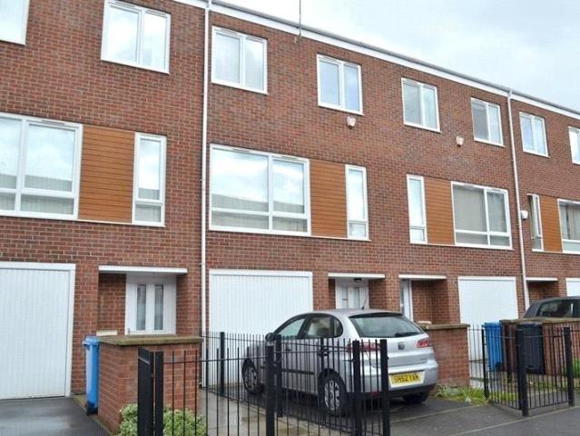 Denewell Avenue, Manchester, M13 4 bed terraced house to rent £1,647 pcm £380 pw