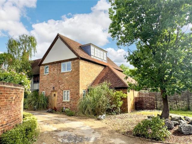 Denham Lane, Chalfont St. Peter. 4 bed semi detached house to rent £4,200 pcm £969 pw
