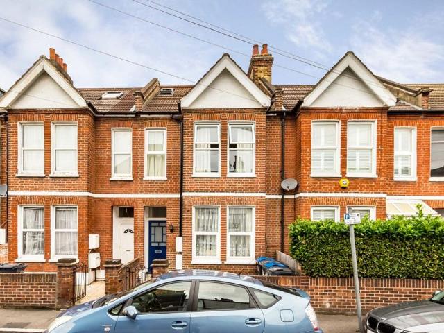 Denison Road, London SW19 2 bed flat to rent £2,350 pcm £542 pw