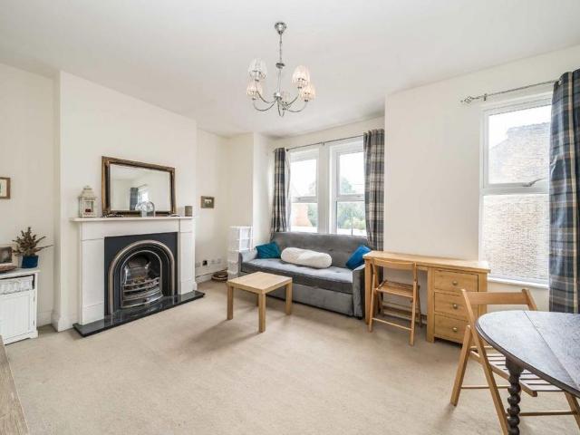 Denison Road, London SW19 2 bed flat to rent £2,350 pcm £542 pw