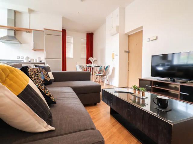 Denmark Hill 2 Bed Flat with Parking Has an Apartment