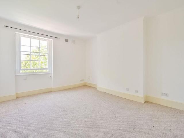Denmark Hill, London, SE5 2 bed flat to rent £2,300 pcm £531 pw