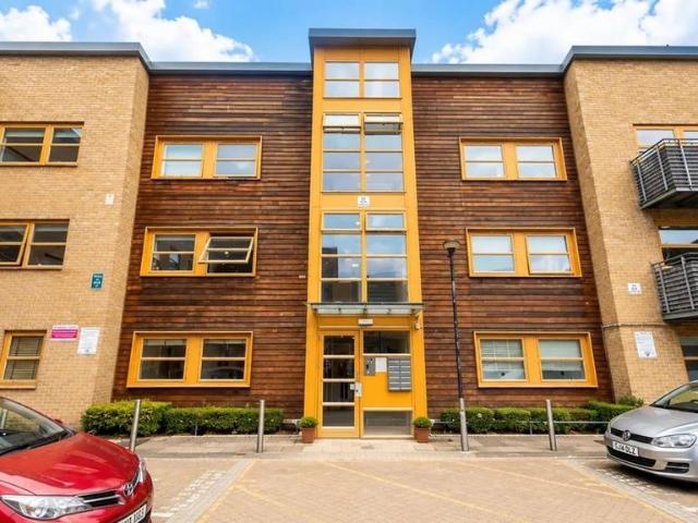 Denmark Place, London, E3 2 bed flat to rent £2,400 pcm £554 pw