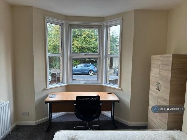 Denmark Road, London, SE5 4 bed semi detached house to rent £3,809 pcm £879 pw