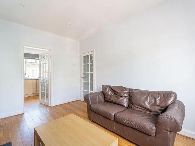 Denmark Road, West Ealing, London, W13 3 bed flat to rent £2,800 pcm £646 pw