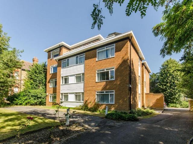 Denmark Road, Wimbledon, London, SW19 2 bed flat to rent £2,400 pcm £554 pw