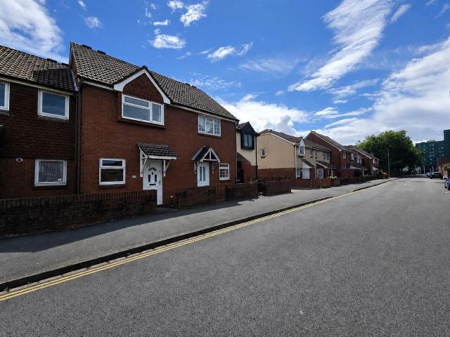 Denning Mews, Portsmouth PO5, 2 bed terraced house to rent, £1,400 pcm | PrimeLocation