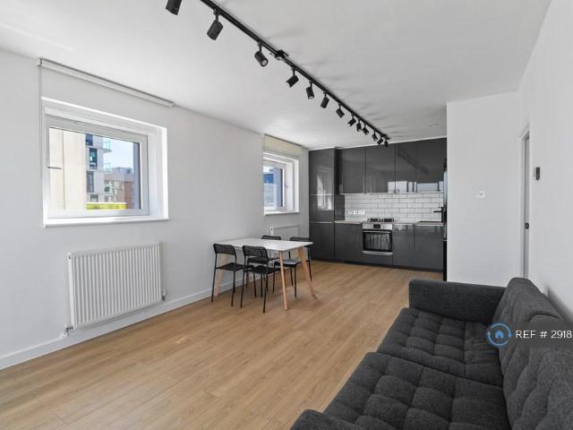 Denning Point, London, E1 3 bed flat to rent £3,900 pcm £900 pw