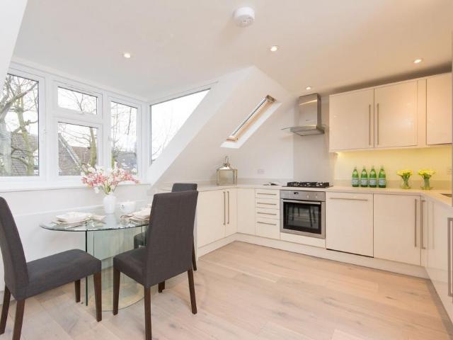 Dennington Park Road, West Hampstead. 2 bed flat to rent £3,900 pcm £900 pw