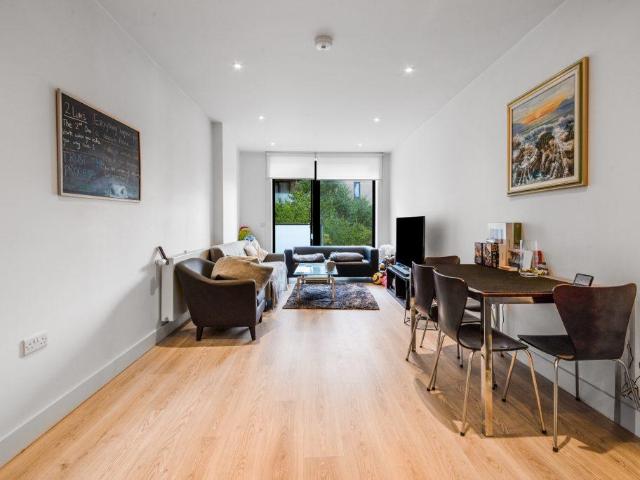 Deauville Close, London E14 2 bed flat to rent £2,300 pcm £531 pw
