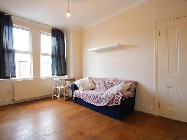 Deacon Road, Willesden, London 3 bed flat to rent £2,500 pcm £577 pw