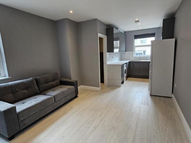 Deacon Road, Dollis Hill/Willesden NW2 3 bed maisonette to rent £2,350 pcm £542 pw