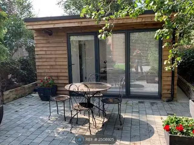 Cozy Maisonette to rent in Farrer Road, London N8