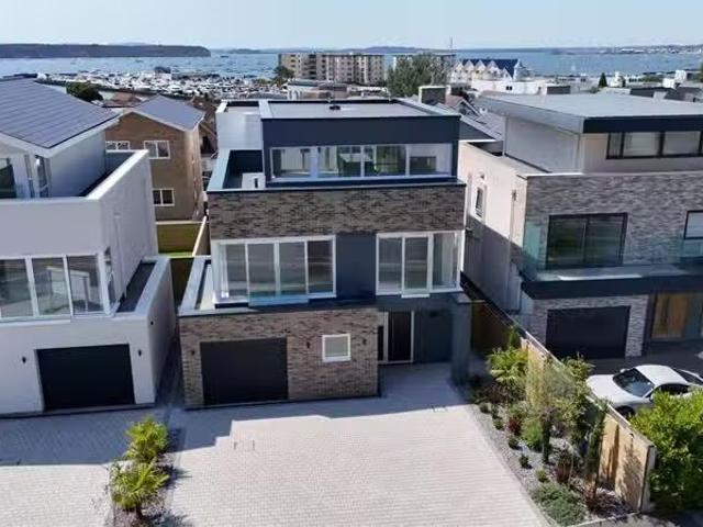 For Rent! Detached house for rent in Sandbanks Road, Lilliput.