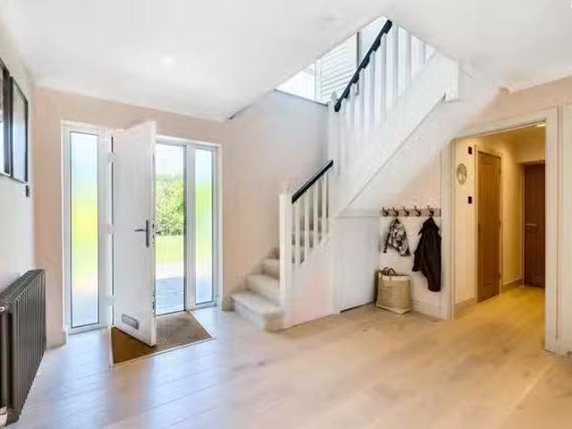 Charming Detached house to rent in Summerfield, Goodwood Garde.
