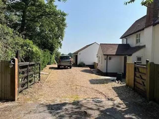 For Rent! Detached house to rent in Wagon Road, Barnet EN4