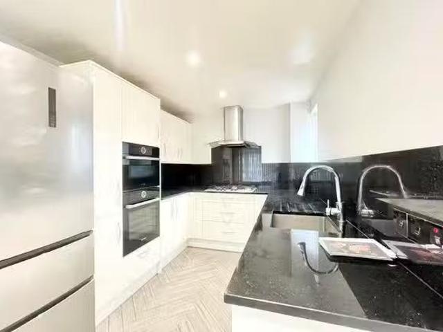 Cozy End terrace house to rent in Pointers Close, London E14