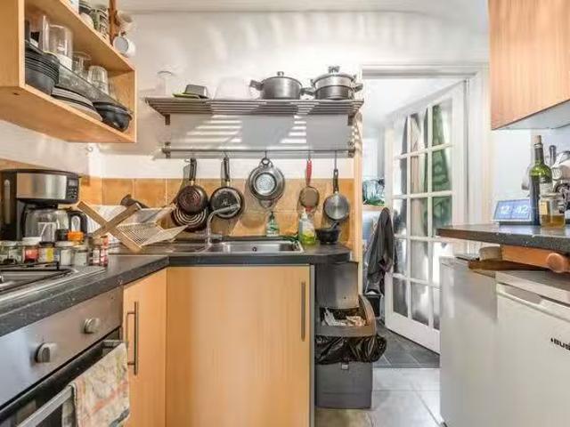 For Rent! Flat to rent in Ashbury Road, Battersea, London SW11