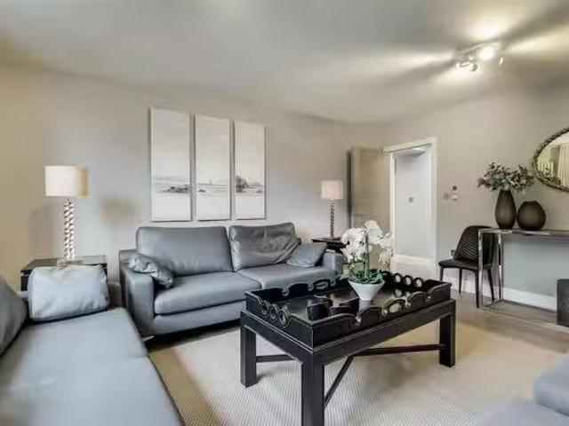 Deal! Flat to rent in Boydell Court, St Johns Wood Park, Londo.
