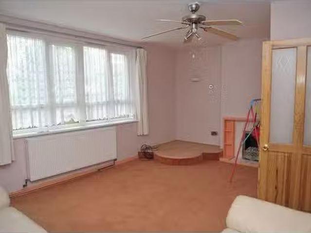 Cozy Flat to rent in Minchin House, Dod Street, Mile End, Lond.