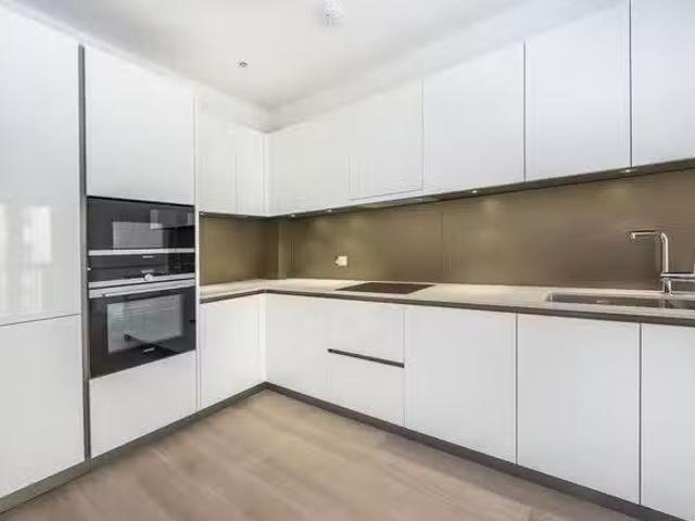 Rental! Flat to rent in Pinewood Gardens, Teddington TW11