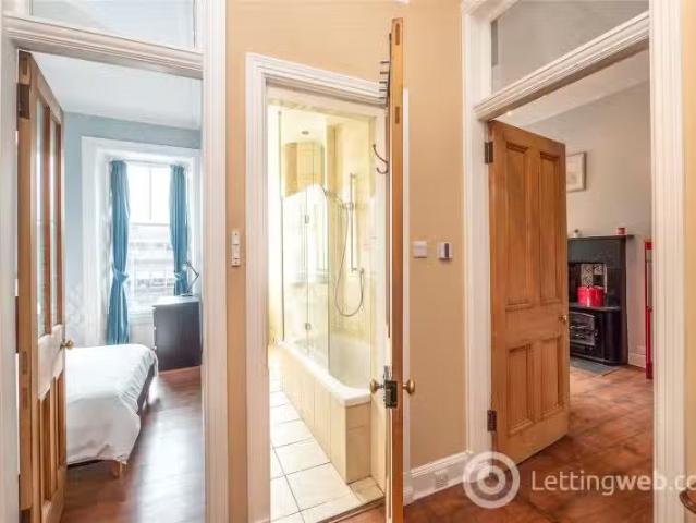 Nice Property to rent in Haymarket Terrace, Edinburgh, EH12