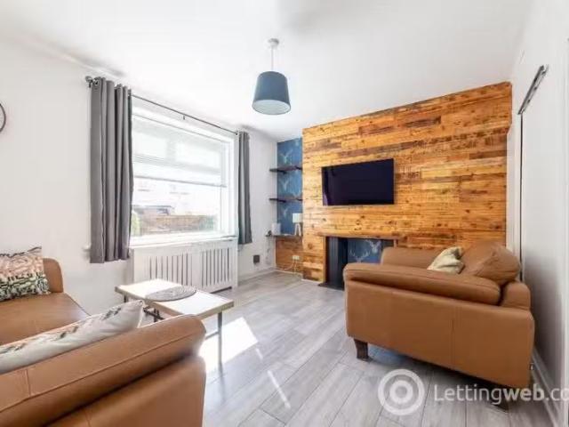 Charming Property to rent in Stenhouse Avenue West, Stenhouse.