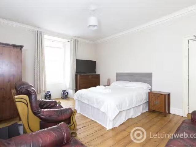 Cozy Property to rent in Victoria Street, Edinburgh, EH1