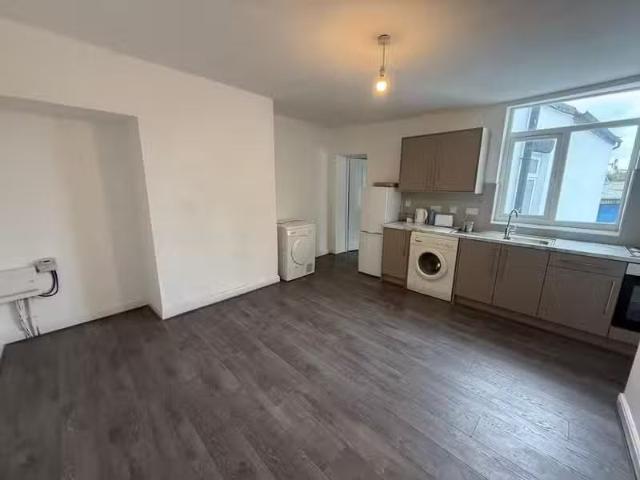 Deal! Studio flat for rent in Bolton Road, Bury, Greater Manch.