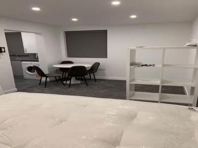 Unique Studio flat for rent in Broomfield Court, Hatfield, Her.