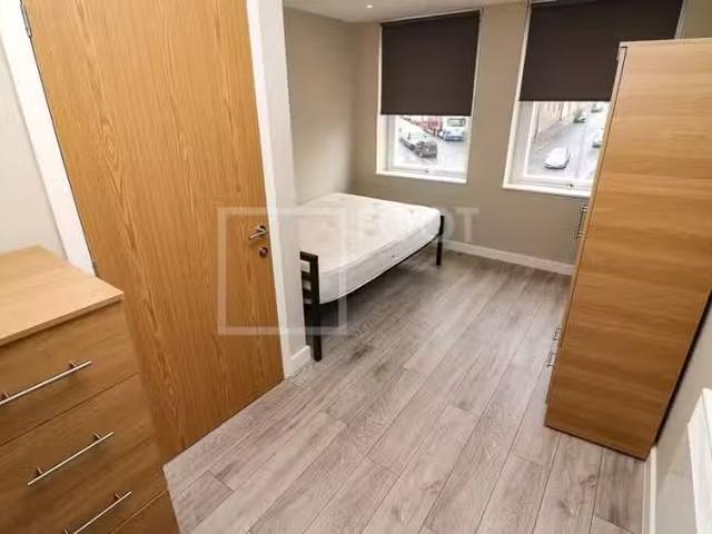 Rental! Studio flat for rent in Colonnade House, Bradford, BD1.