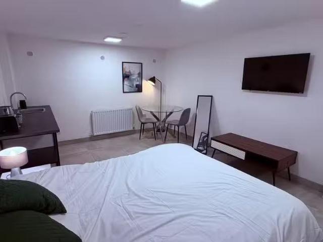 Deal! Studio flat for rent in Flat 5, 21 Silver Street, BL9