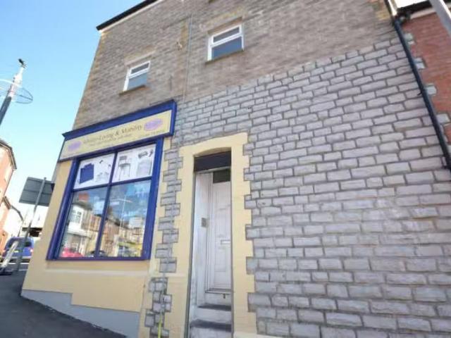 Deal! Studio flat for rent in Holton Road, Barry, CF63
