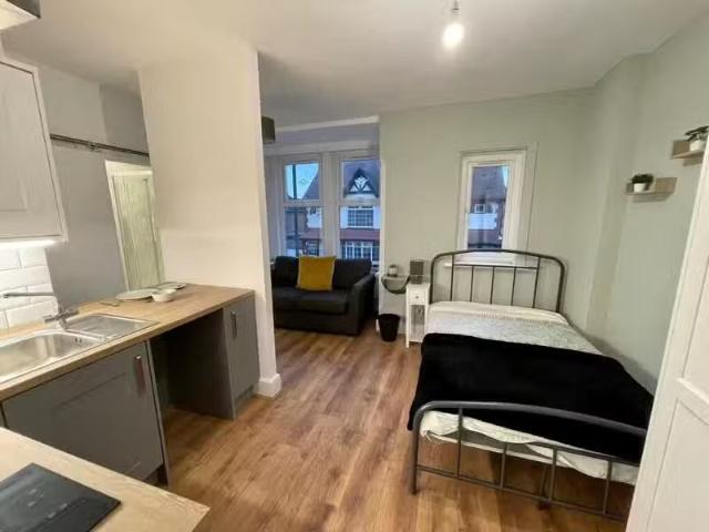Unique Studio flat for rent in Livingstone Road, Derby, Derbys.