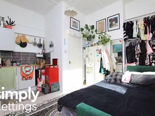 Cozy Studio flat for rent in The Upper Drive, Hove, BN3