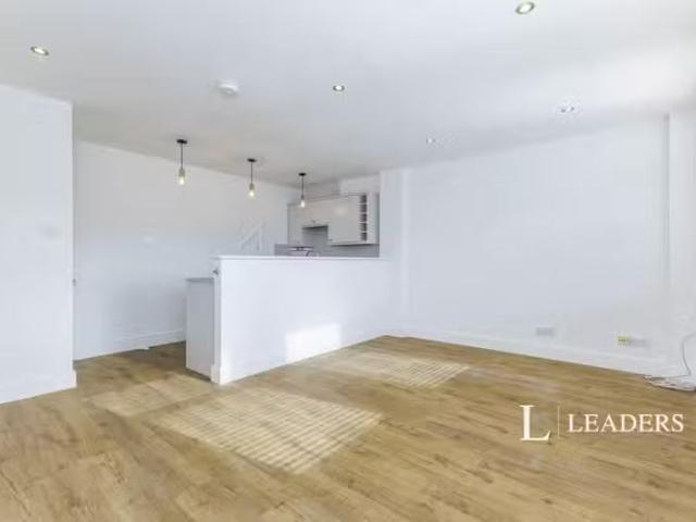 Charming Studio flat for rent in Windsor Street, KT16