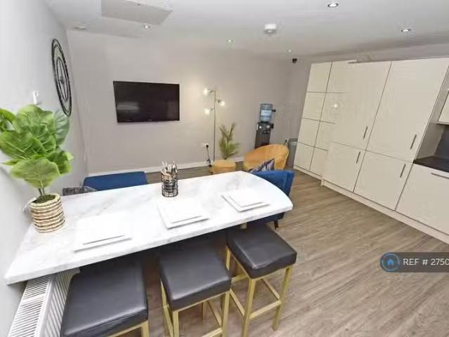 Charming 12 BA 1 bedroom flat share for rent in Arcadia House.